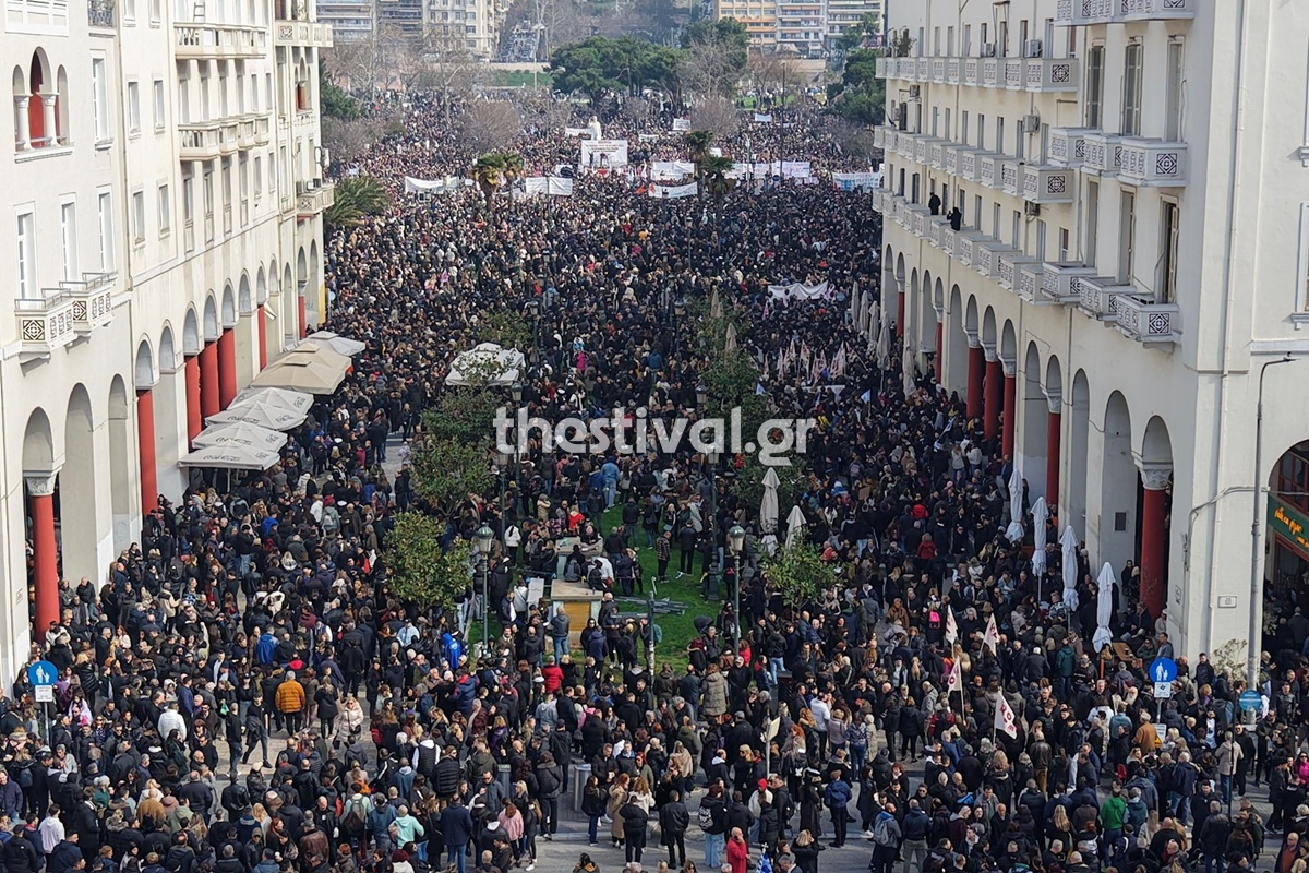 "Βούλιαξε" από κόσμο το κέντρο της Θεσσαλονίκης για τα δύο χρόνια από ...