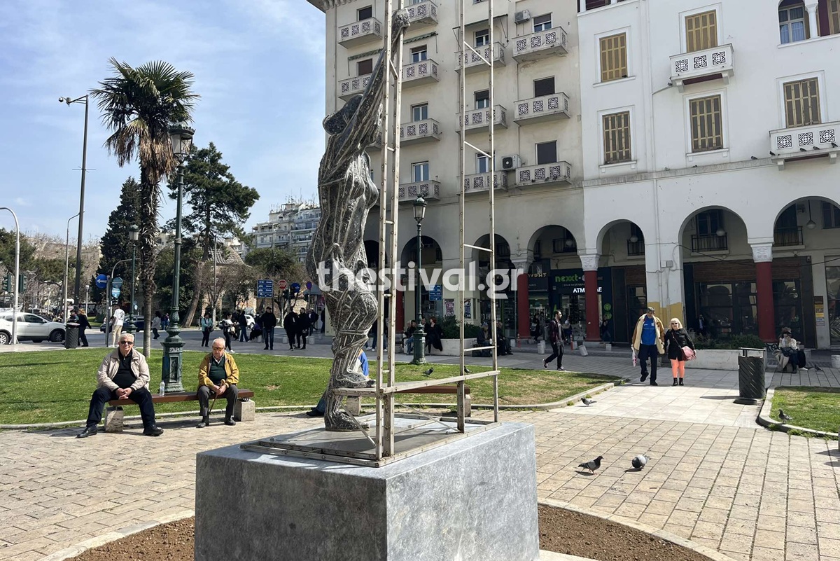 Θεσσαλονίκη: Τοποθετήθηκε το γλυπτό "Γυναίκα σε λεωφορείο" στην ...