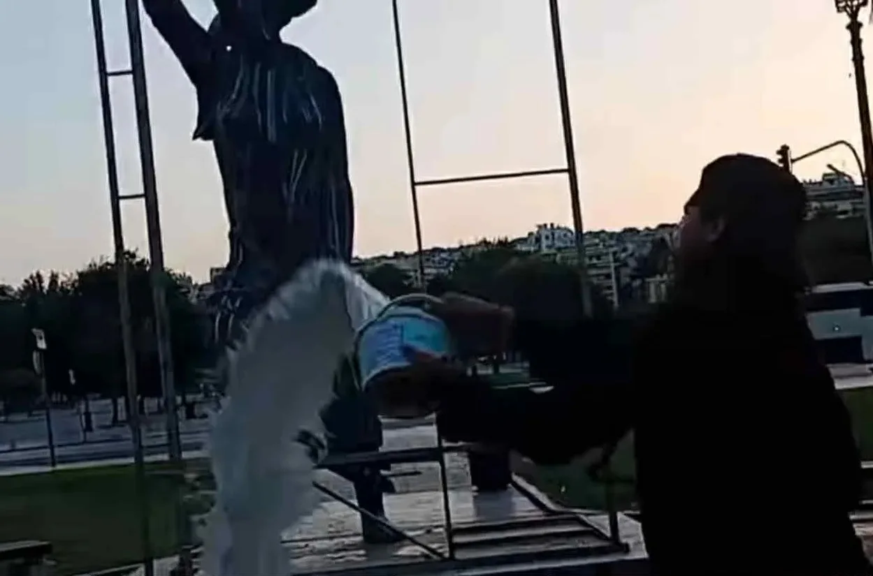 ΘΕΣΣΑΛΟΝΙΚΗ: ΡΑΣΟΦΟΡΟΣ ΕΦΤΥΣΕ ΚΑΙ ΠΕΤΑΞΕ ΜΠΟΓΙΕΣ ΣΤΟ ΓΛΥΠΤΟ “ΓΥΝΑΙΚΑ ΣΕ ...