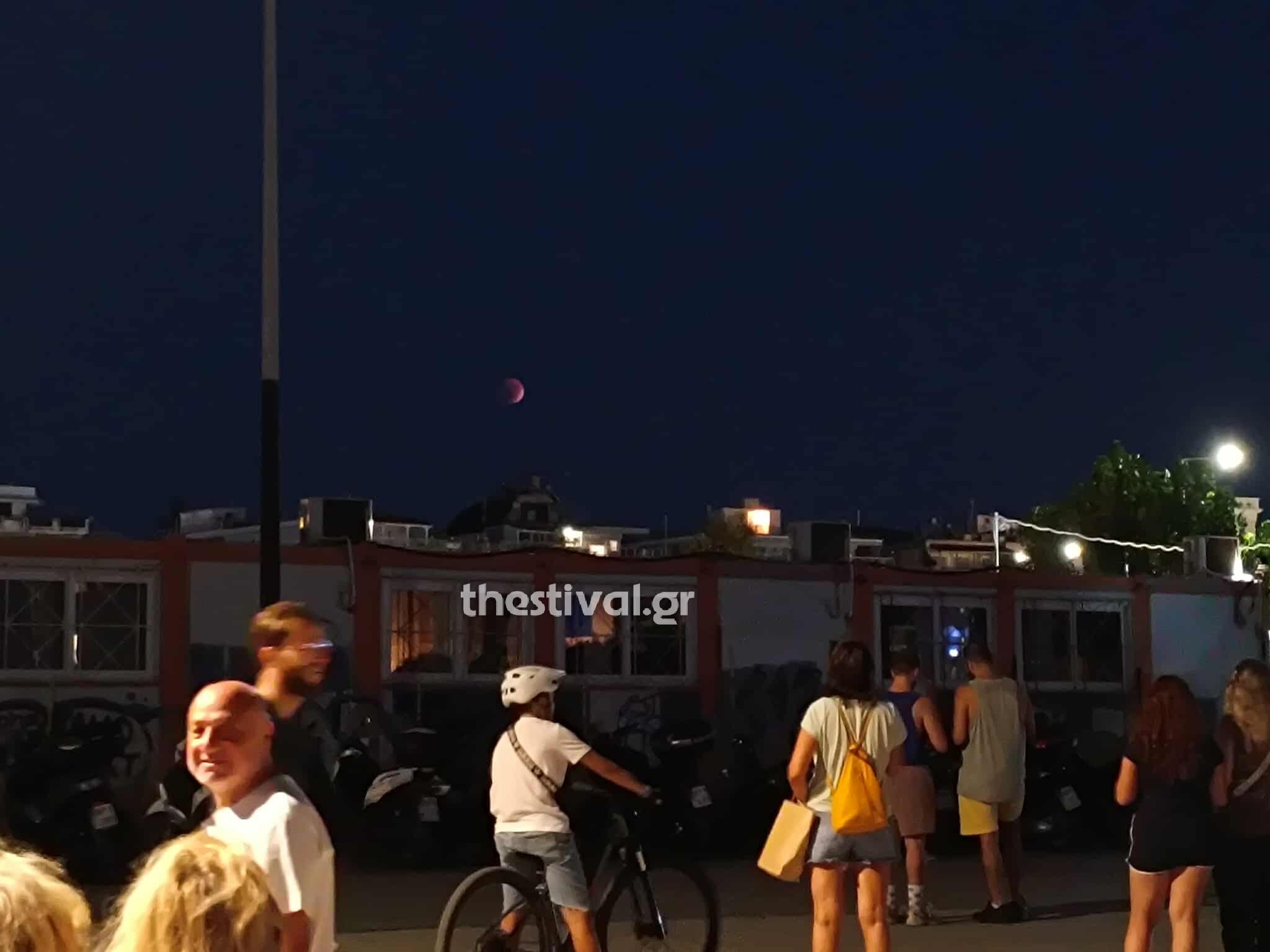 Ματωμένο φεγγάρι στη Θεσσαλονίκη – Χιλιάδες πολίτες στη νέα παραλία (φωτο)