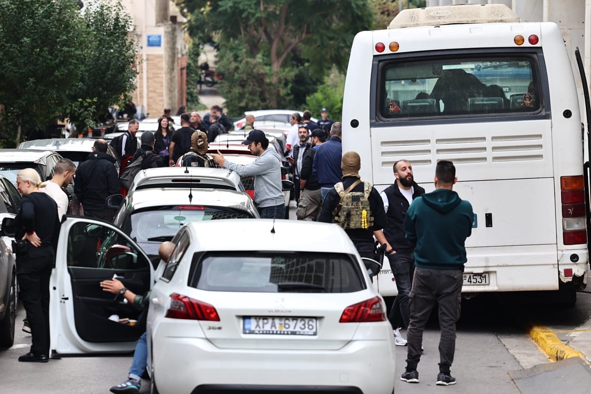 Στη ΓΑΔΑ οι συλληφθέντες για τη μαφία του ΟΠΕΚΕΠΕ – Κονβόι πάνοπλων ...