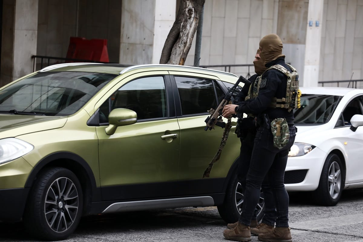 Στη ΓΑΔΑ οι συλληφθέντες για τη μαφία του ΟΠΕΚΕΠΕ – Κονβόι πάνοπλων ...