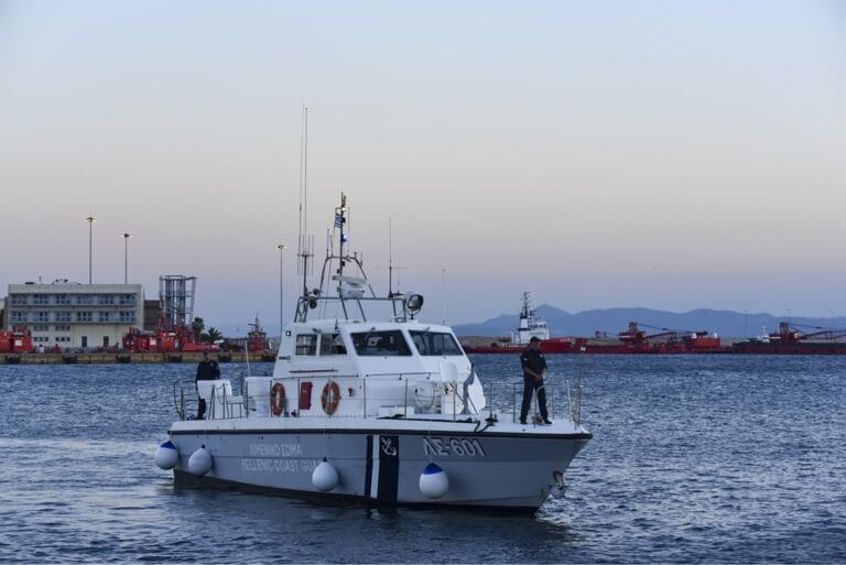Ημιβύθιση τουριστικού πλοίου στη Ζάκυνθο – Απαγορεύτηκε ο απόπλους ...