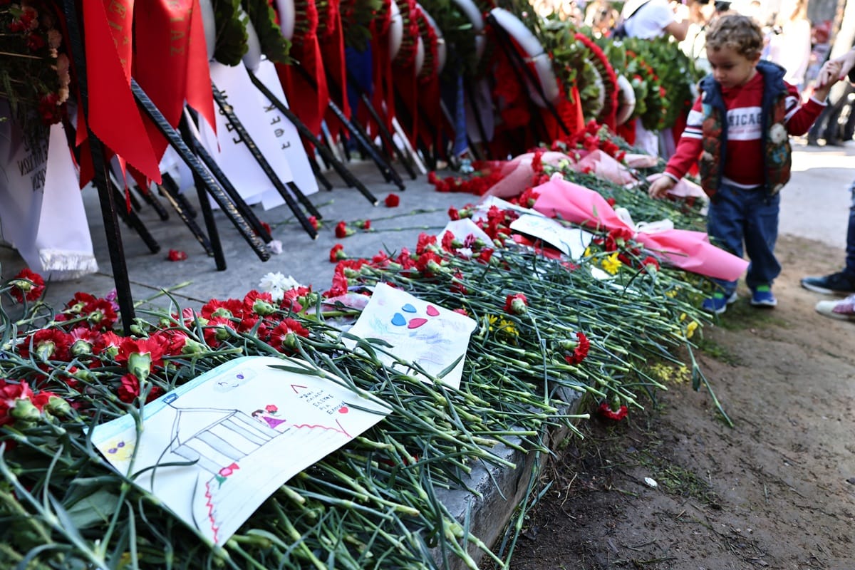 Αντιπροσωπεία του ΚΚΕ και της ΚΝΕ κατέθεσε στεφάνι στο Πολυτεχνείο ...