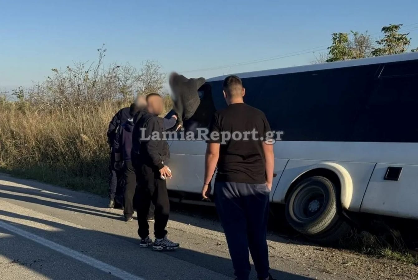 Σχολικό λεωφορείο έπεσε σε χαντάκι στη Λαμία - Βγήκαν από τα παράθυρα ...