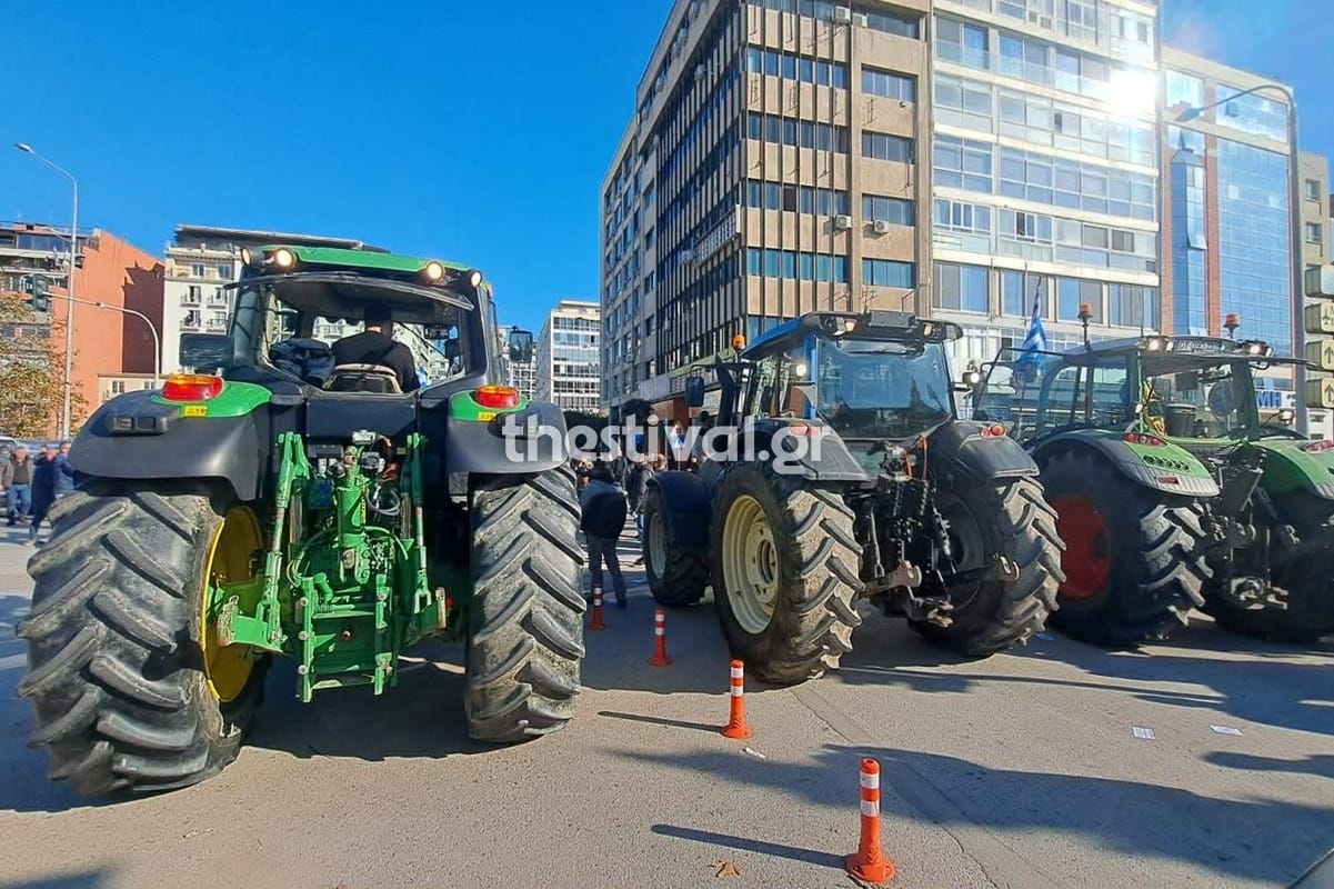 Θεσσαλονίκη: Έφτασαν στο λιμάνι οι αγρότες, χαμός από τρακτέρ - Δείτε ...