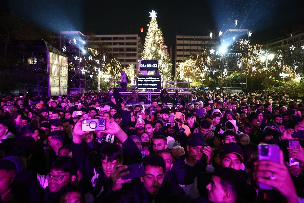Με μουσική, drone show και… αθόρυβα πυροτεχνήματα η Αθήνα υποδέχθηκε το ...