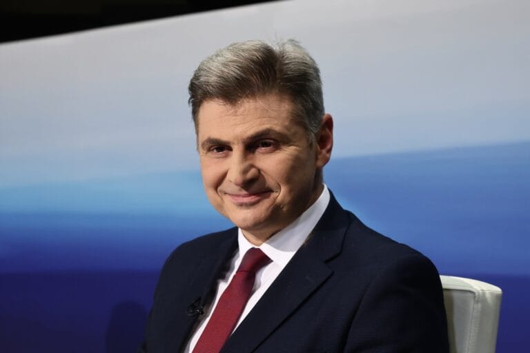 Ο Νικόλας Φαραντούρης στο ΠΑΣΟΚ: "Ενώνω τη φωνή μου για διαφάνεια και ...