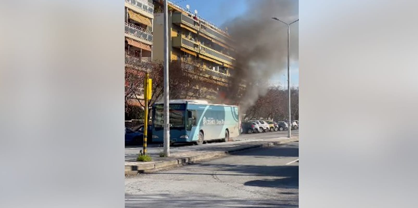 Θεσσαλονίκη: Αστικό λεωφορείο τυλίχθηκε στις φλόγες - Δείτε βίντεο