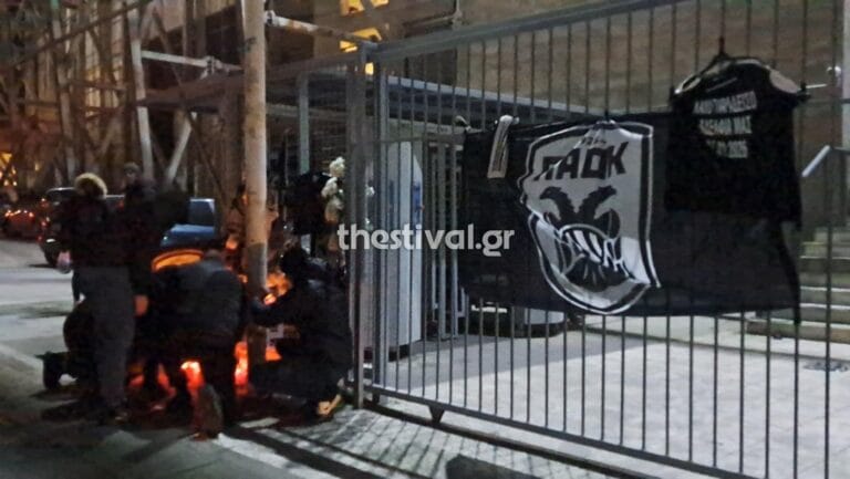 Βουβοί καταφτάνουν οπαδοί στο γήπεδο της Τούμπας - Ανάβουν κεριά και ...