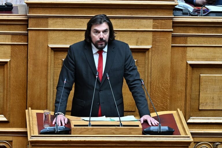 Σφοδρή σύγκρουση Χήτα με Παππά στη Βουλή: "Πετάξτε έξω τον ανάγωγο ή αν ...