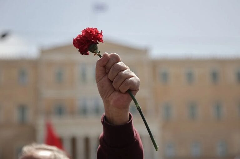 Τι γιορτάζουμε την Πρωτομαγιά και πώς καθιερώθηκε ο όρος “εργατική”