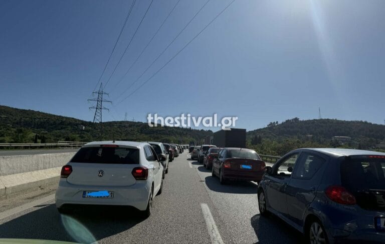 Θεσσαλονίκη: Σφοδρή σύγκρουση ΙΧ με δίκυκλο στο Δερβένι - Σοβαρά ...